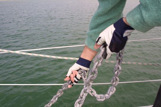 6 mistakes to avoid when pulling up the anchor of a boat at anchor
