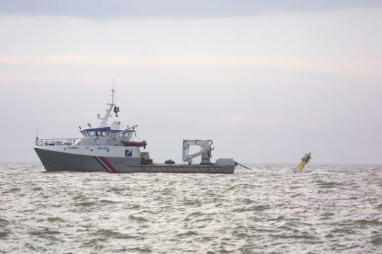 Strange light on this ship. What type of boat is it?