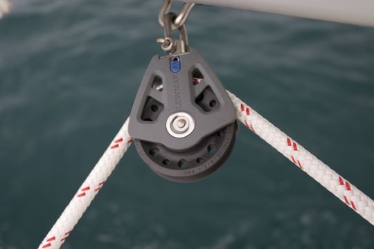 3 important criteria for choosing a pulley for a sailboat?
