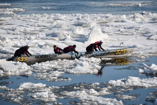 Carnaval de Québec and ice canoeing: when the river turns into a racetrack