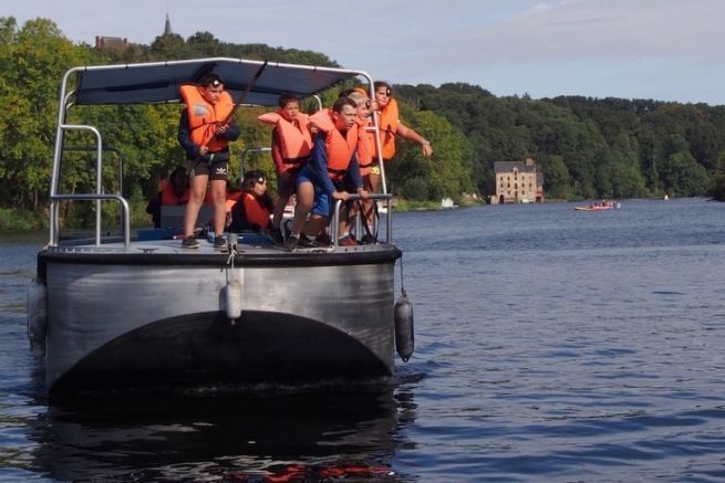 At the freshwater school, young people learn to sail with a crew