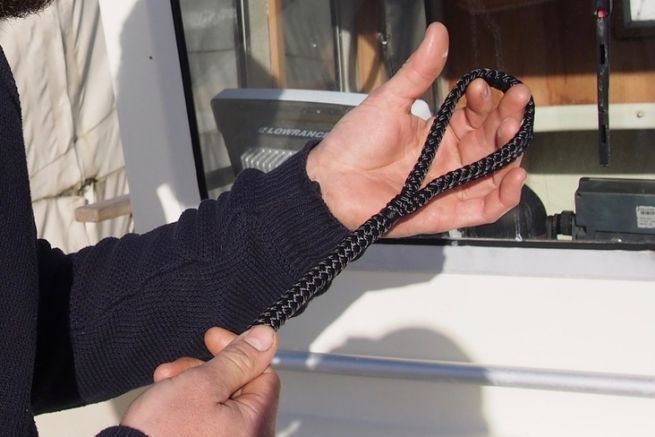 Making a splice and a sewn overbond on a hollow braided rope