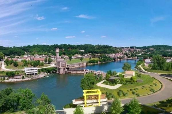A boat ferry to cross a dam on the Lot