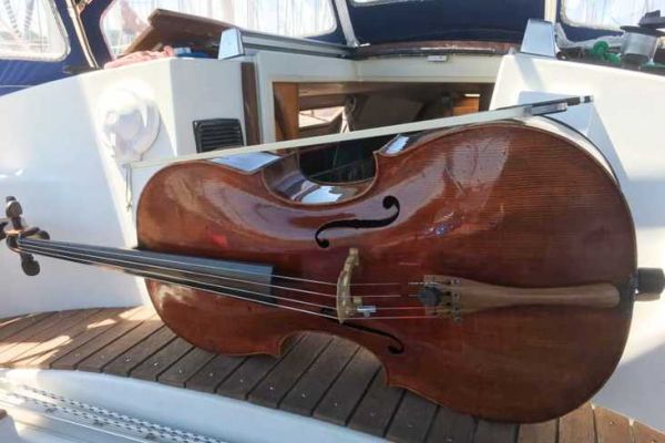 Musical instruments on a boat: what precautions to take and what ...