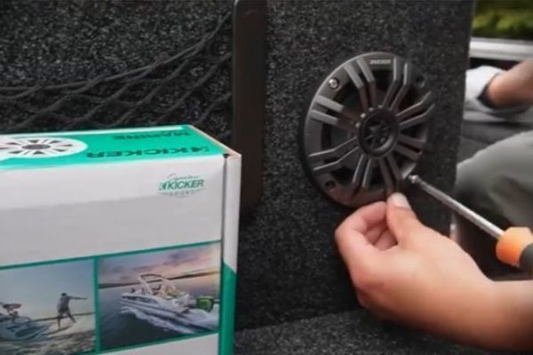 Kicker, a Basic Pack for installing a sound system on board your boat