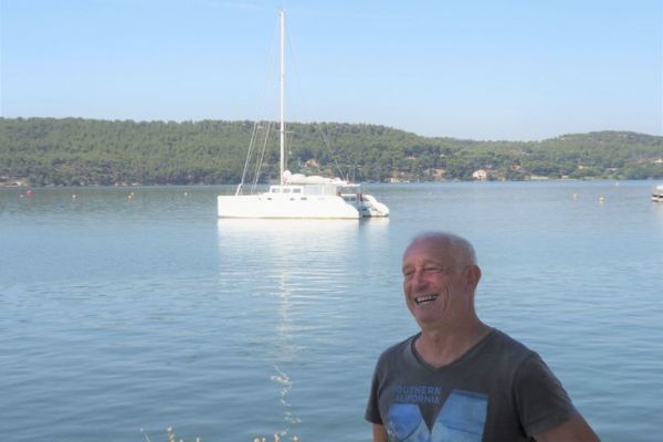 At the age of 70, he single-handedly built a 13-meter catamaran to live ...
