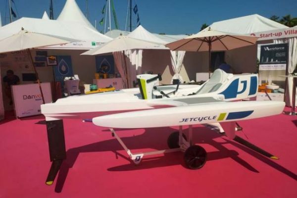 e-Jetcycle: the electric pedal-powered flying boat