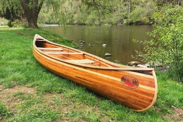 A beautiful Canadian canoe built in a record time of 2.5 months!