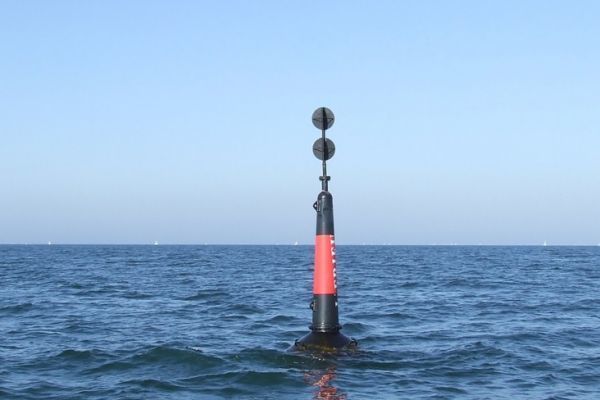When I get to this buoy, do I go closer to read its name, or further away?