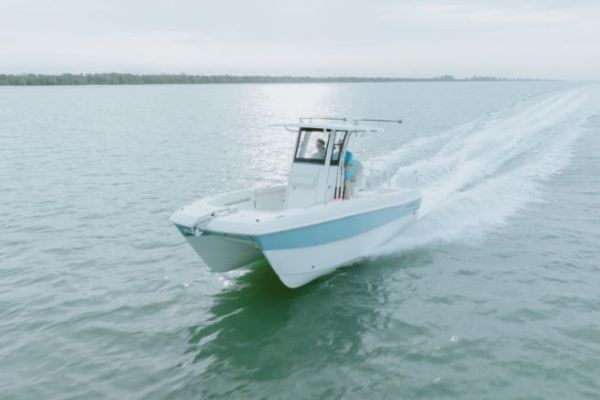 Worldcat 235 TE : A versatile open catamaran for fishing or family cruising