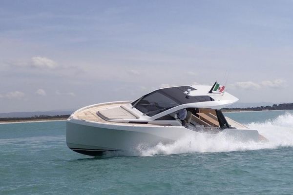 IY 43 Veloce : First powerboat from Italia Yachts